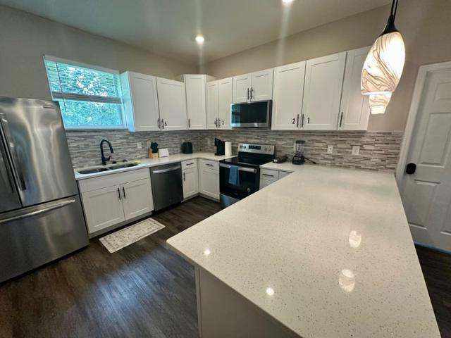 Affordable East Tampa Retreat: Cozy Room with Top