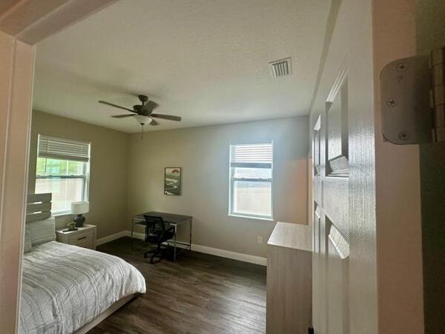 Affordable East Tampa Retreat: Cozy Room with Top Rated Host!