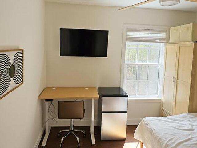 Affordable Hotel Style Comfort Near UNCC, NoDa & Uptown + Designated Parking