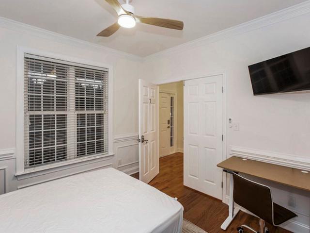 Affordable Hotel Style Comfort Near UNCC, NoDa & Uptown + Designated Parking