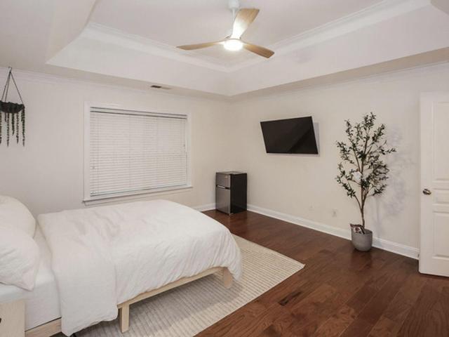 Affordable Hotel Style Comfort Near UNCC, NoDa & Uptown + Designated Parking