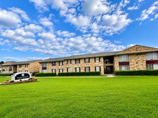 Affordable Living at Kings Square Apartments | $950 1 Bedrooms + $300 Move In Credit!