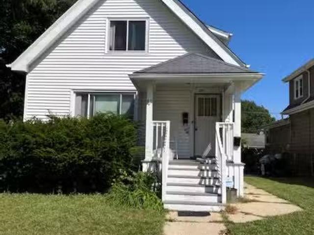Affordable 2 Bed Apartment Beautiful Yard 1211 17th Ave