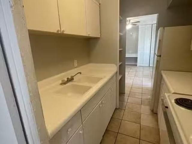 Affordable 2 bed + 1 bath apartment 725 Villa Dr #32