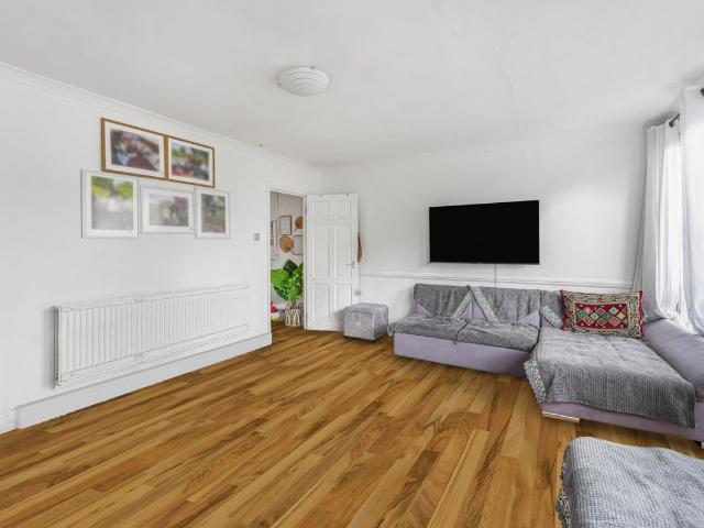 Aintree Estate, Munster Village SW6, 3 bed flat to rent, £3,100 pcm | PrimeLocation