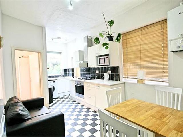 Aigburth Mansions, Oval SW9 3 bed flat to rent £2,600 pcm £600 pw