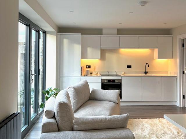 Airy, Minimal Apartment in Dalston