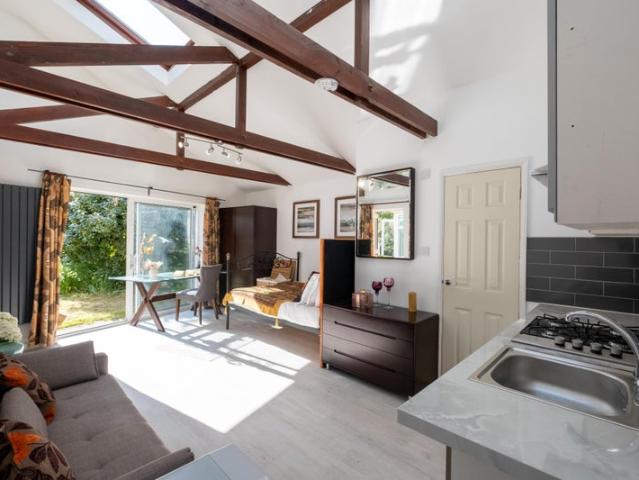 Airy spacious studio flat nr A14 Impington