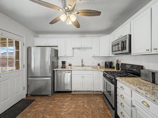 AirbnbLevel home! Gorgeous Rooms, Hot Tub, Putting