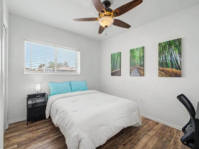AirbnbLevel home! Gorgeous Rooms, Hot Tub, Putting