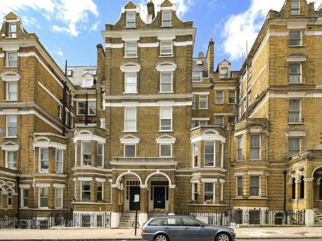 Airlie Gardens, London W8 2 bed flat to rent £4,495 pcm £1,037 pw
