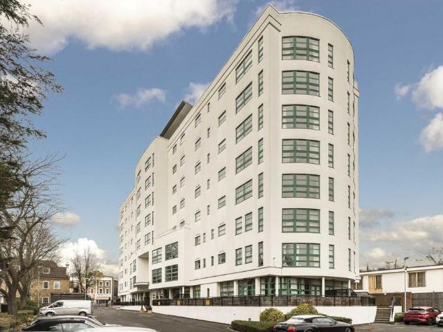 Aitman Drive, Kew Bridge TW8 2 bed flat to rent £2,250 pcm £519 pw