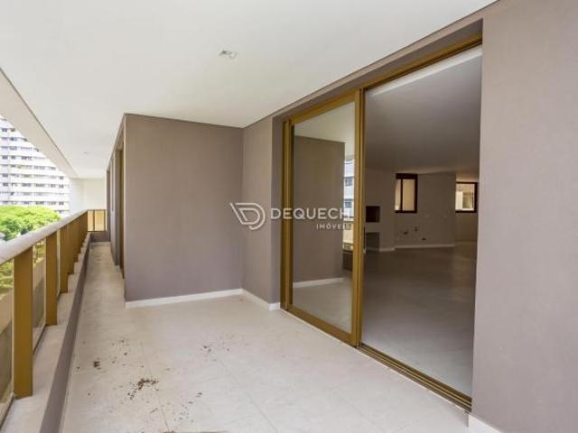 Ao lado Clube Curitibano, apartamento de 3 suítes