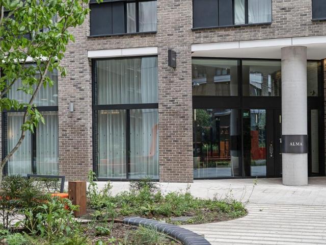 Alma, New Drum Street, Aldgate. 3 bed flat to rent £5,300 pcm £1,223 pw