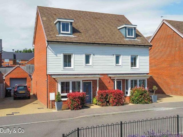 Alma Copse, Haywards Heath, RH16 4 bed semi detached house to rent £2,350 pcm £542 pw