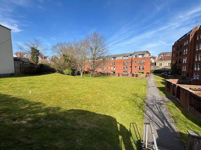 Alma Court, Clifton, BS8 2 bed flat to rent £1,595 pcm £368 pw