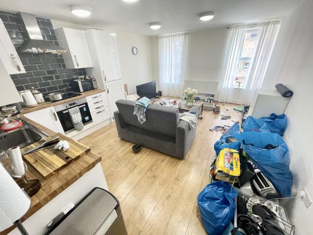 Alma Street, LUTON, LU1 2 bed apartment to rent £1,325 pcm £306 pw