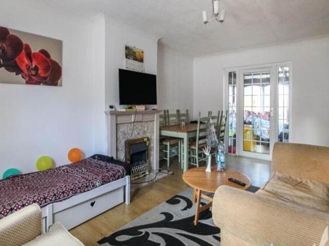 Almond Avenue, West Drayton, 3 Bedroom House