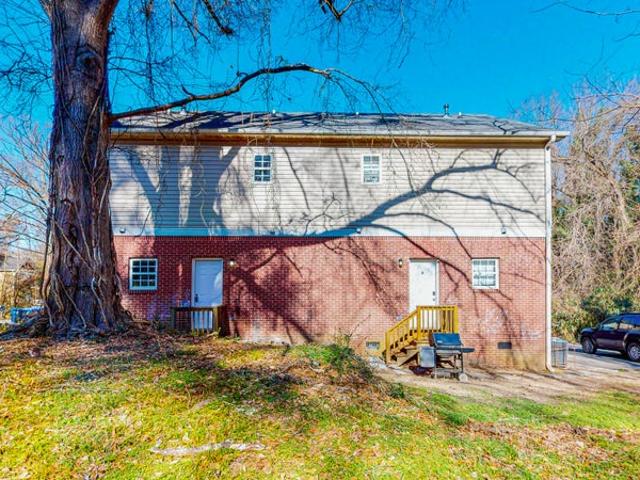 Almond Park Home, a 5 minute walk to transit stop
