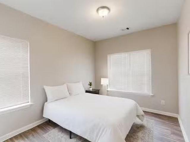 Almond Park Home, a 5 minute walk to transit stop Hollywood Rd.