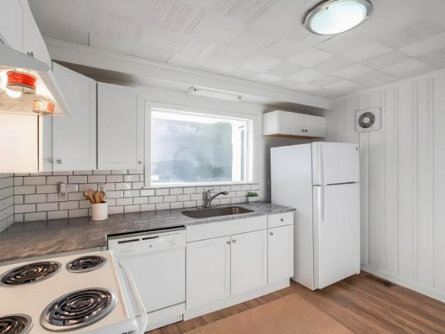 Almond Park Home, a 5 minute walk to bus 50