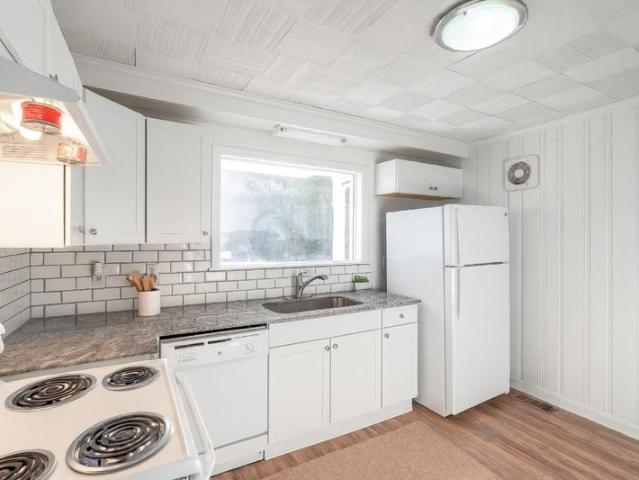 Almond Park Home, a 5 minute walk to bus 50