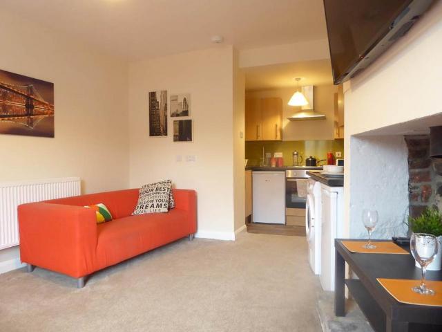 Almondbury Bank, Huddersfield HD5 3 bed terraced house to rent £1,304 pcm £301 pw