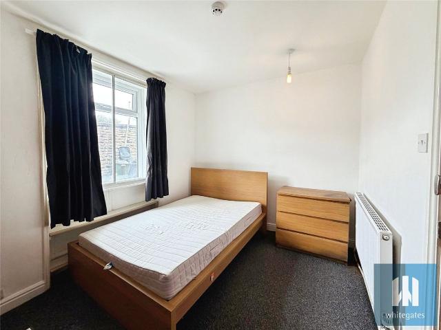 Almondbury Bank, Huddersfield HD5, Room to rent, £325 pcm | PrimeLocation