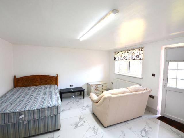 Almons Way, Slough 1 bed apartment to rent £1,000 pcm £231 pw