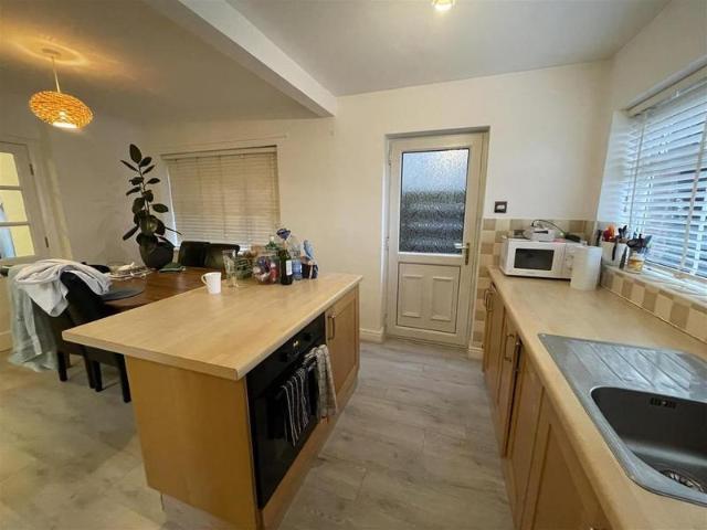 Alms Hill Road, Sheffield 4 bed detached house to rent £1,59.