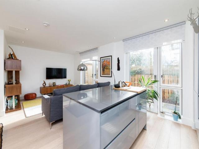Alameda Place, Bow E3 3 bed ground floor maisonette to rent £3,150 pcm £727 pw