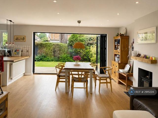 Albury Close, Hampton, TW12 4 bed detached house to rent £3,890 pcm £898 pw