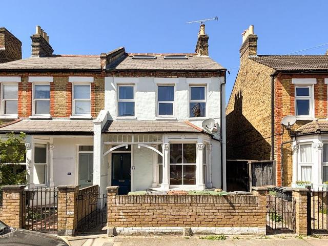 Albacore Crescent, Hither Green, SE13 3 bed flat to rent £2,250 pcm £519 pw