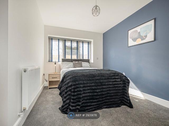 Albain Crescent, Ashford TW15, Room to rent, £925 pcm | PrimeLocation