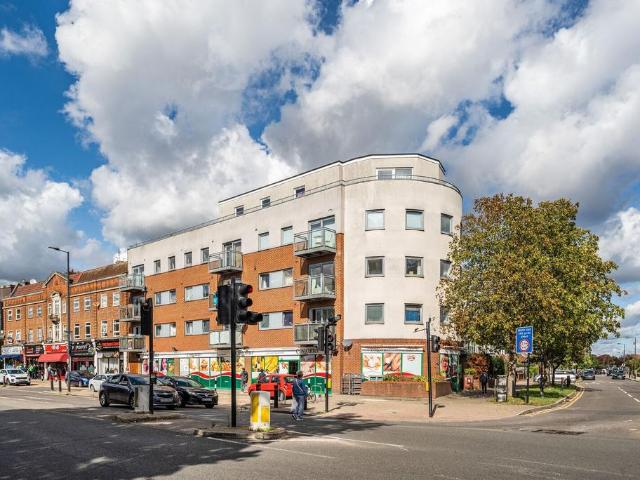 Albany Court, Kenton, Harrow, HA3 2 bed flat to rent £1,900 pcm £438 pw