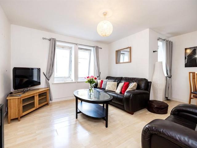 Albany Court, Top Floor AB11, 2 bed flat to rent, £815 pcm | PrimeLocation