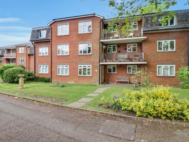 Albany Crescent, Claygate, KT10
