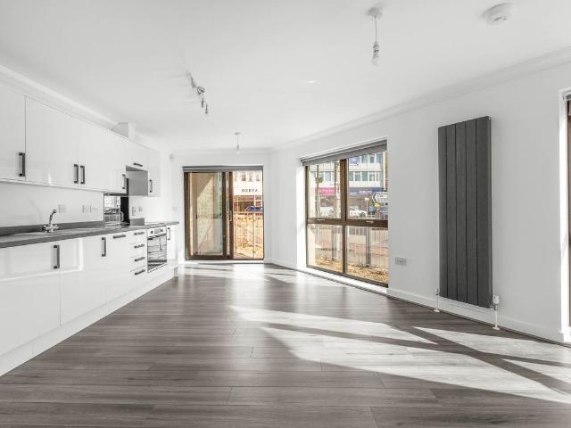 Albany House, 2 Broad Street, Chesham, Buckinghamshire HP5, 1 bed flat to rent, £1,200 pcm | PrimeLocation
