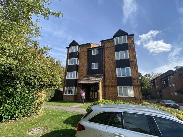 Albany House, Saxon Close, Surbiton KT6 Studio to rent £1,125 pcm £260 pw