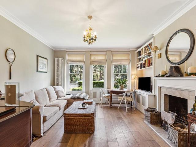 Albany Mansions, Albert Bridge Road. 3 bed flat to rent £4,850 pcm £1,119 pw