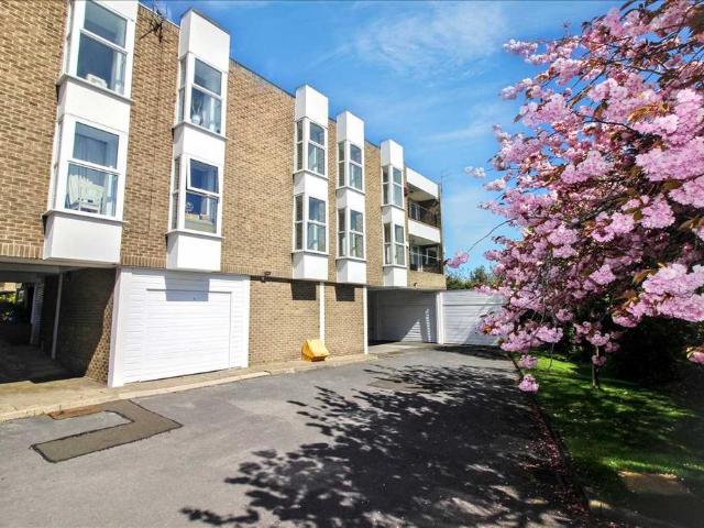 Albany Mews, Gosforth 2 bed flat to rent £1,600 pcm £369 pw