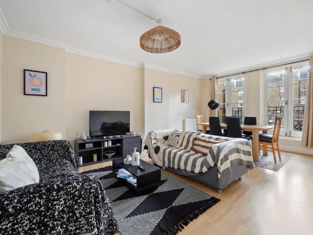 Albany Street, Regents Park, London, NW1 3 bed terraced house to rent £6,000 pcm £1,385 pw