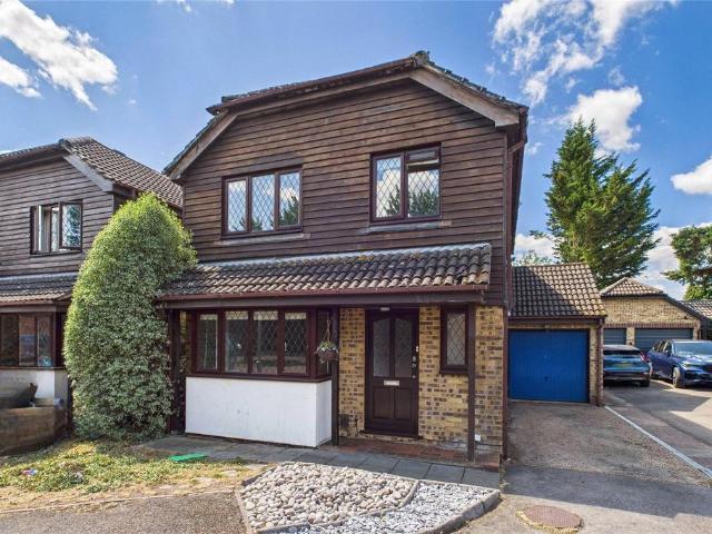 Albany Park Drive, Winnersh. 4 bed detached house to rent £2,400 pcm £554 pw
