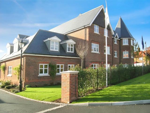 Albany Place, Egham, Surrey, TW20 2 bed apartment to rent £1,800 pcm £415 pw