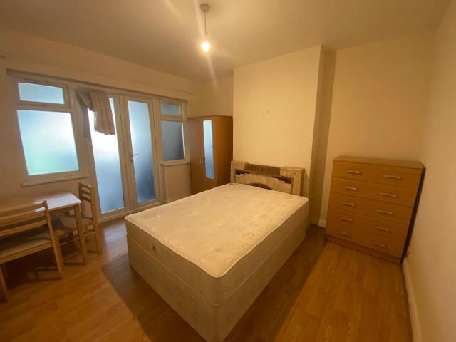 Albany Road, West Ealing W13, Room to rent, £800 pcm | PrimeLocation