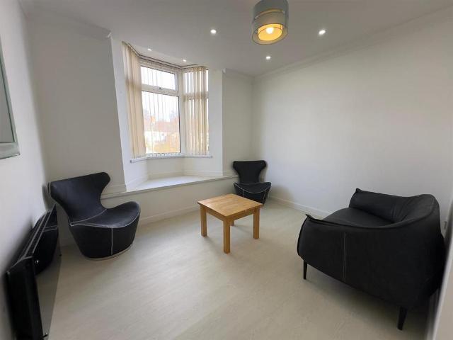 Albany Road, Cardiff 1 bed apartment to rent £1,000 pcm £231 pw