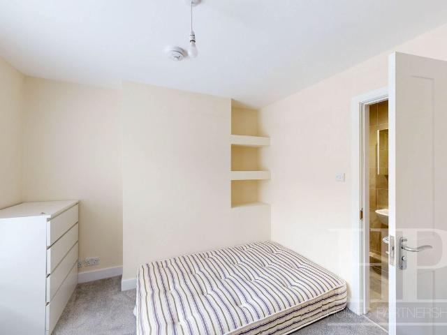 Albany Road, Crawley RH11, Room to rent, £750 pcm | PrimeLocation
