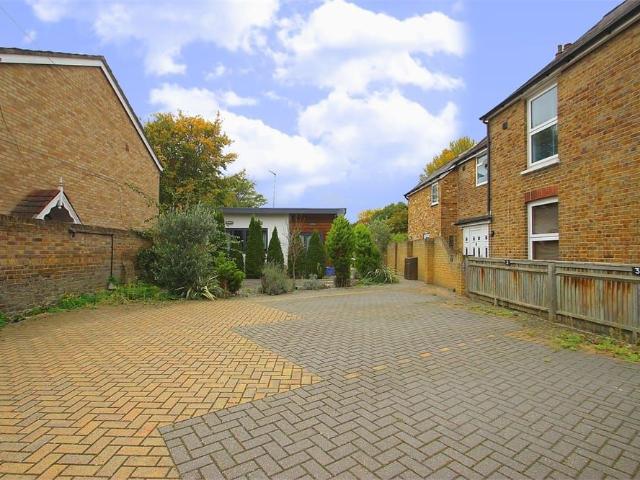 Albany Road, Old Windsor SL4, Studio to rent, £735 pcm | PrimeLocation