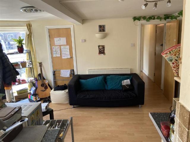 Albany Road, Roath 2 bed apartment to rent £1,000 pcm £231 pw