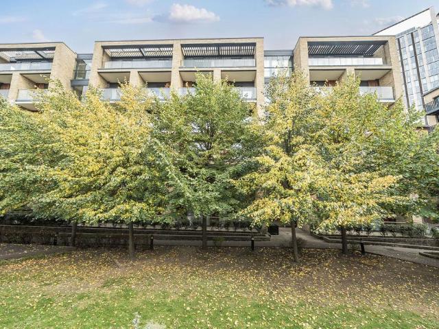 Albatross Way, Canada Water, London. 2 bed flat to rent £2,600 pcm £600 pw